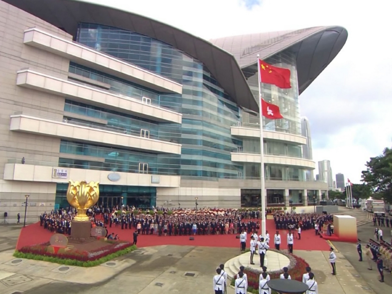 特區政府在金紫荊廣場舉行升旗儀式慶祝國慶73周年 - RTHK