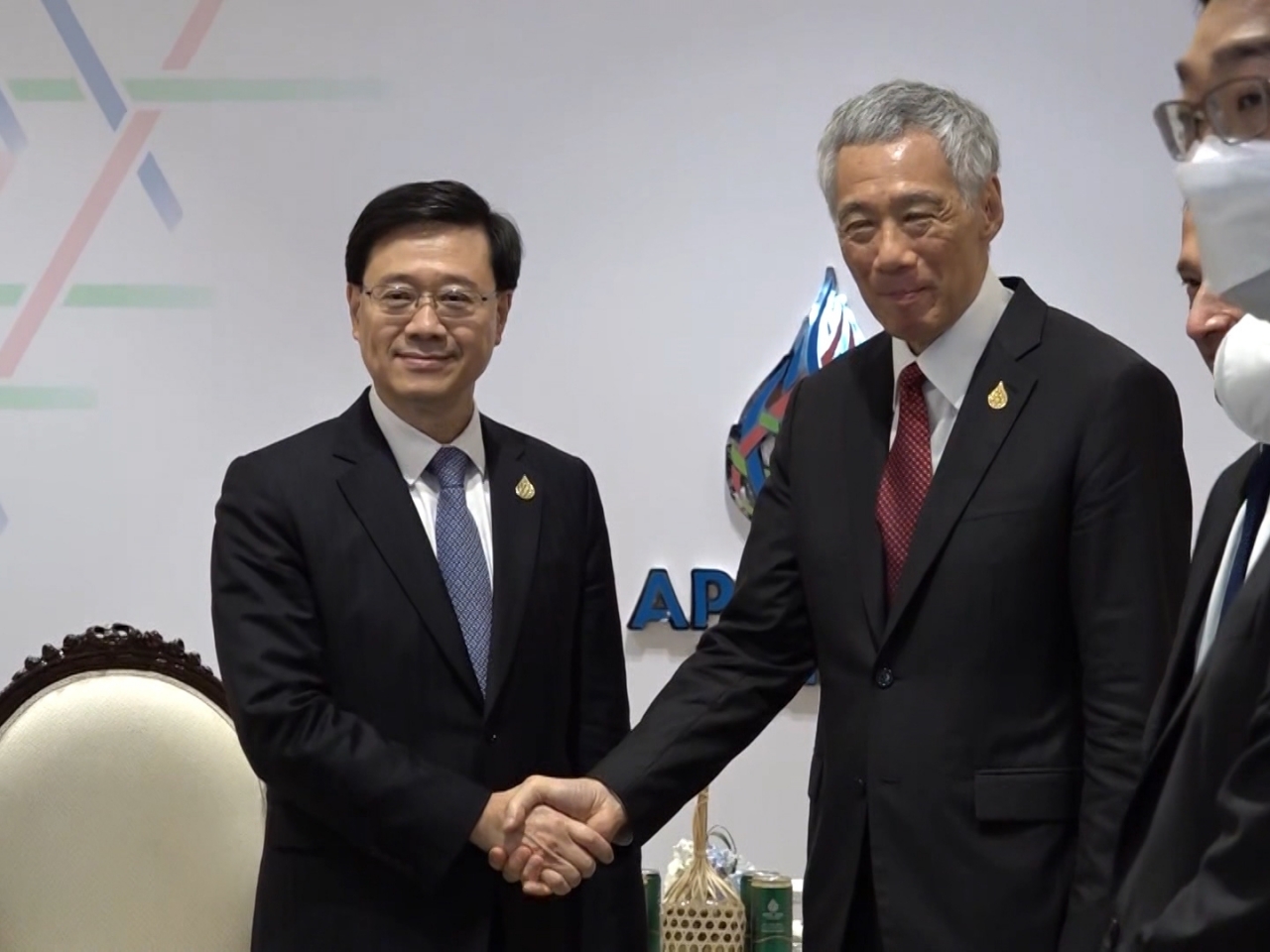 李家超料下午抵達新加坡 入住富麗敦酒店 門外掛有香港區旗 保安嚴密 | LIHKG 討論區