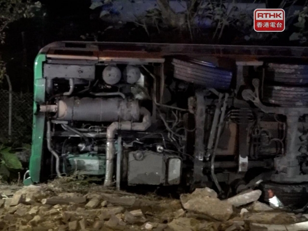 新巴796P康城路翻側13名乘客受傷 - RTHK