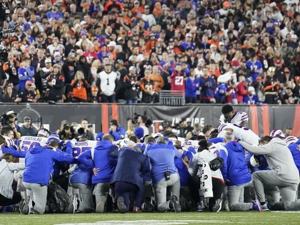 NFL player collapses on field, in critical condition - RTHK