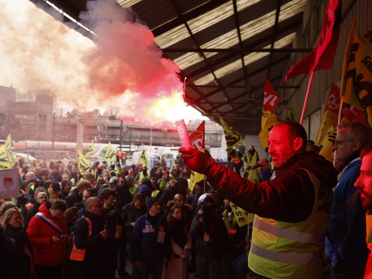 Clashes erupt in France at anti-Macron protests - RTHK