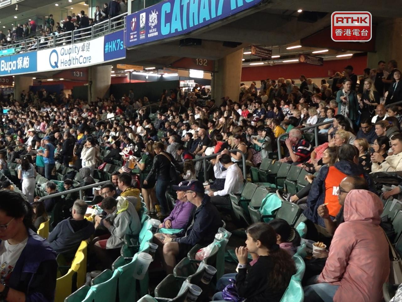 香港國際七人欖球賽首日逾2.3萬人入場 - RTHK