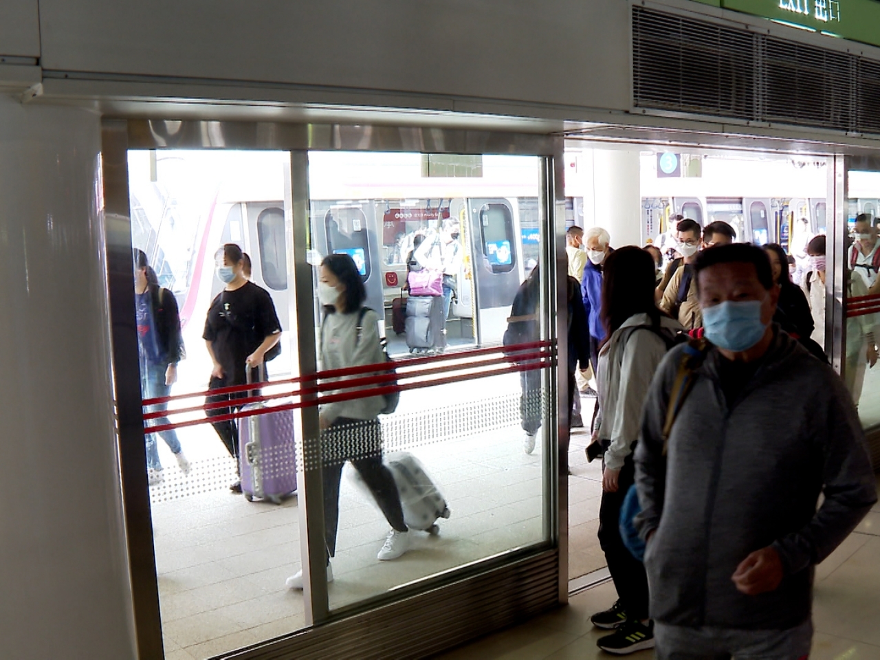 截至下午4時 各口岸逾35萬人出境 - RTHK