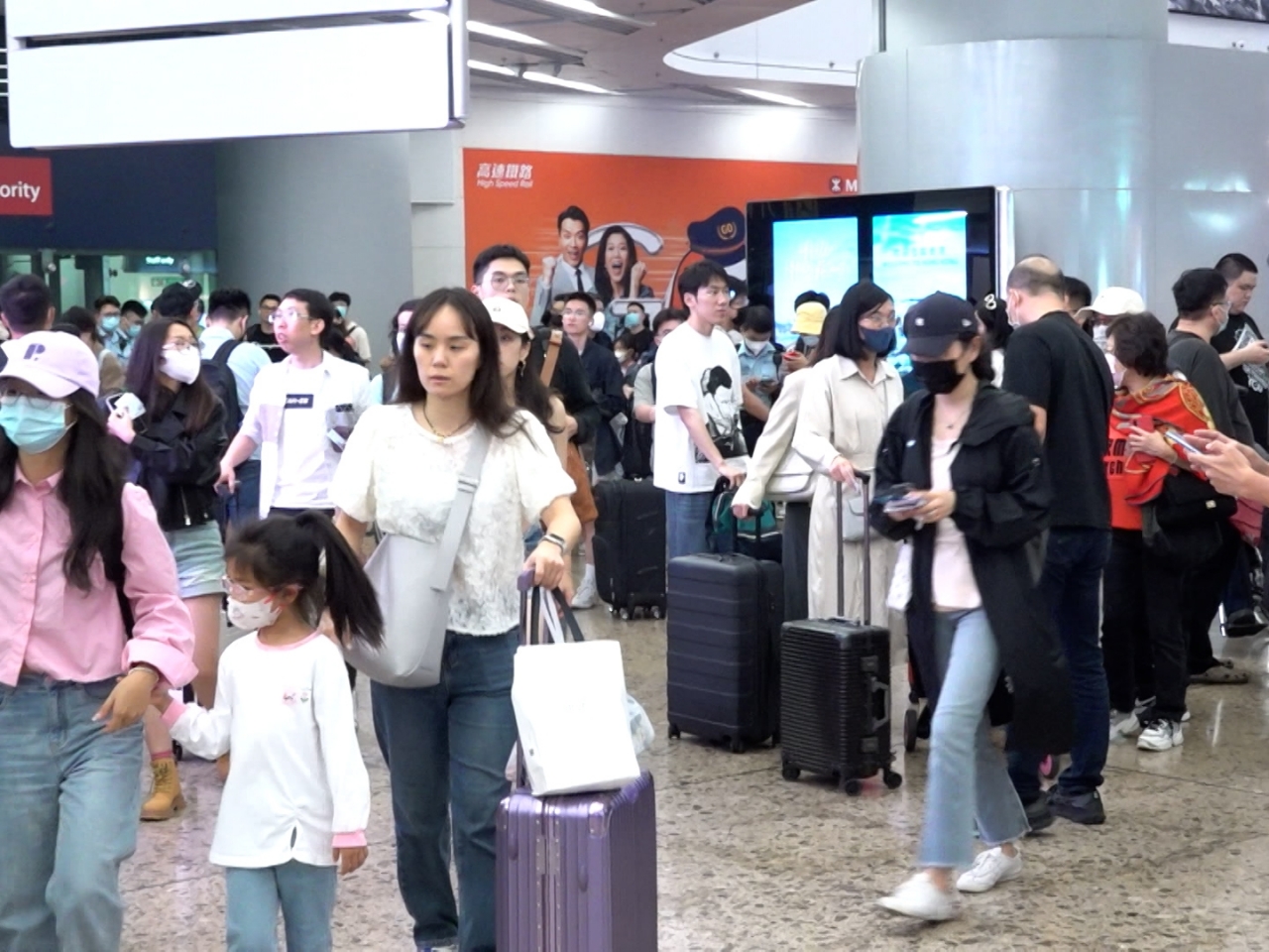 截至晚上9時 本港今天有近63萬人次出入境 - RTHK