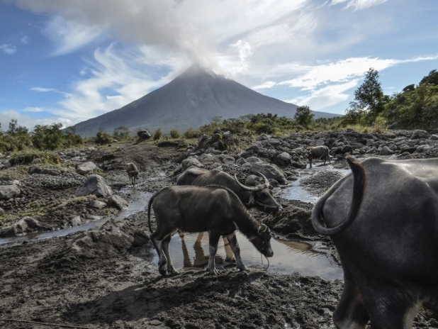 Thousands evacuated as Philippine volcano spews ash - RTHK