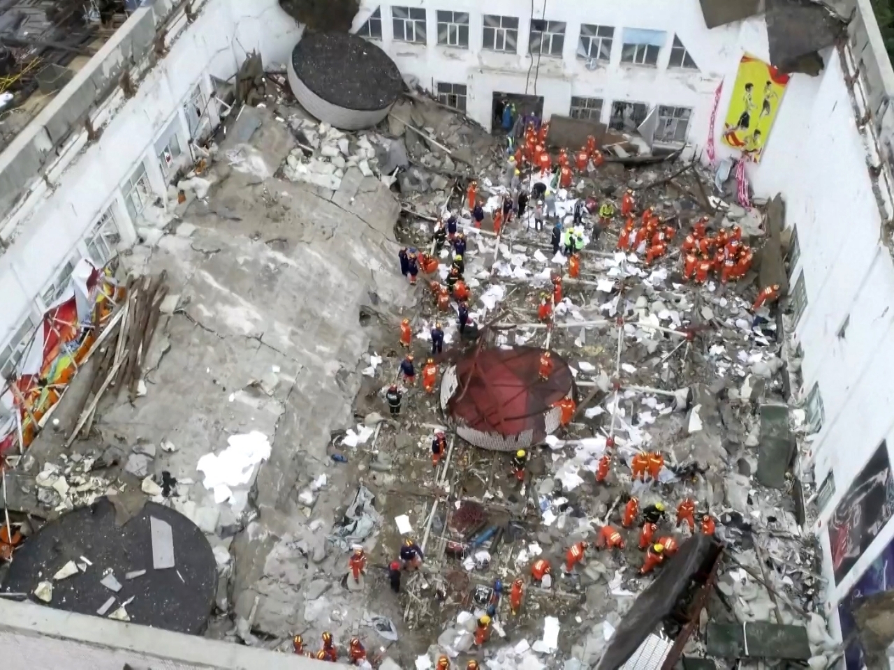 11 dead after school gymnasium roof collapses - RTHK