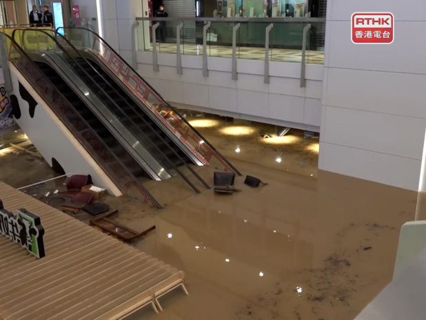 黑雨破紀錄生效逾12小時 部分地區雨量達800毫米 - RTHK