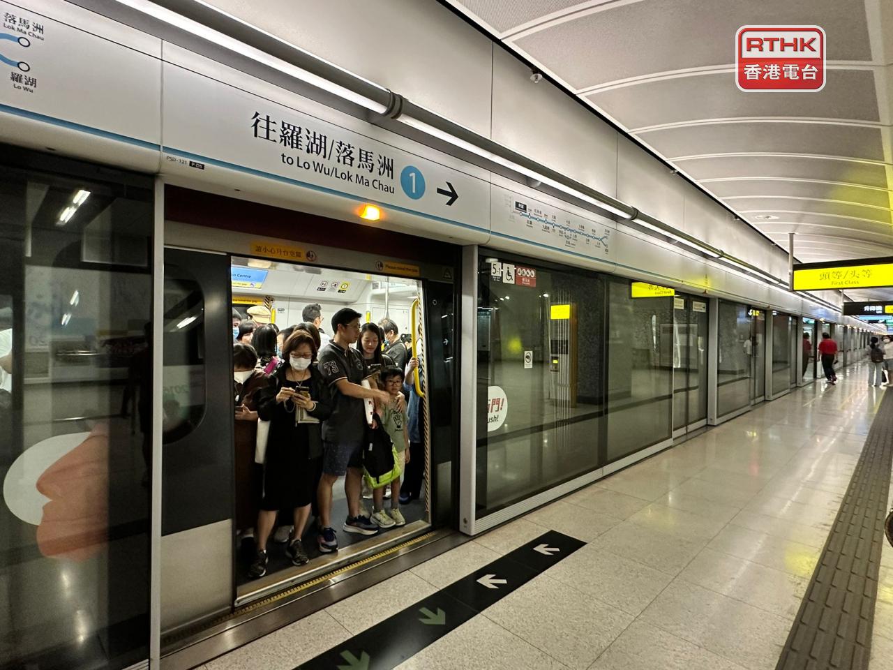 東鐵沙田站由於有乘客不適 來回線列車服務受阻 - 新浪香港