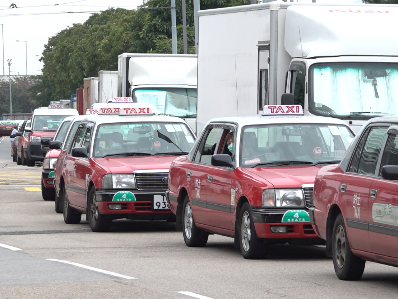 Taxi drivers give police a week to take down rivals - RTHK