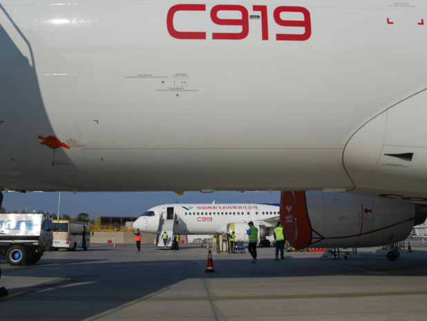 第三架C919大型客機於上海虹橋機場交付東航 - RTHK