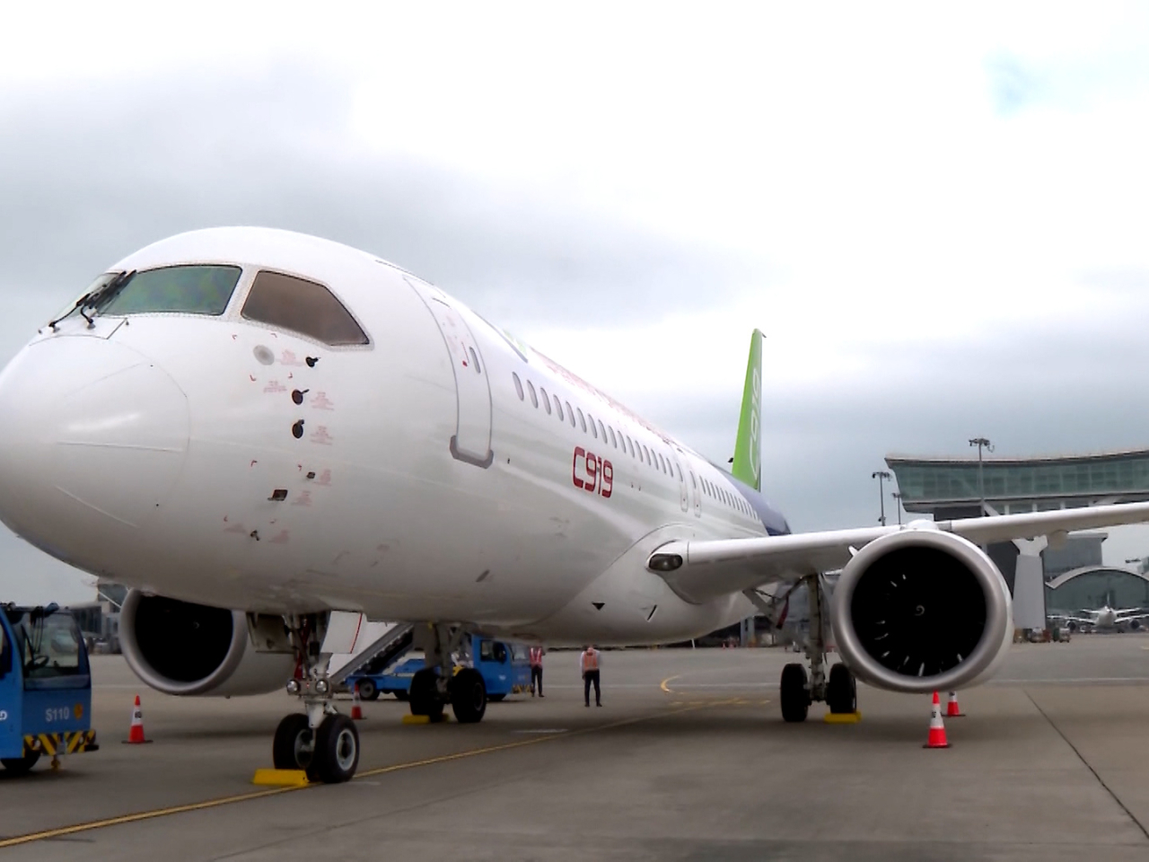 李家超：國家成功開發飛機是重要里程碑 籲勿錯過影靚相黃金機會 - 新浪香港