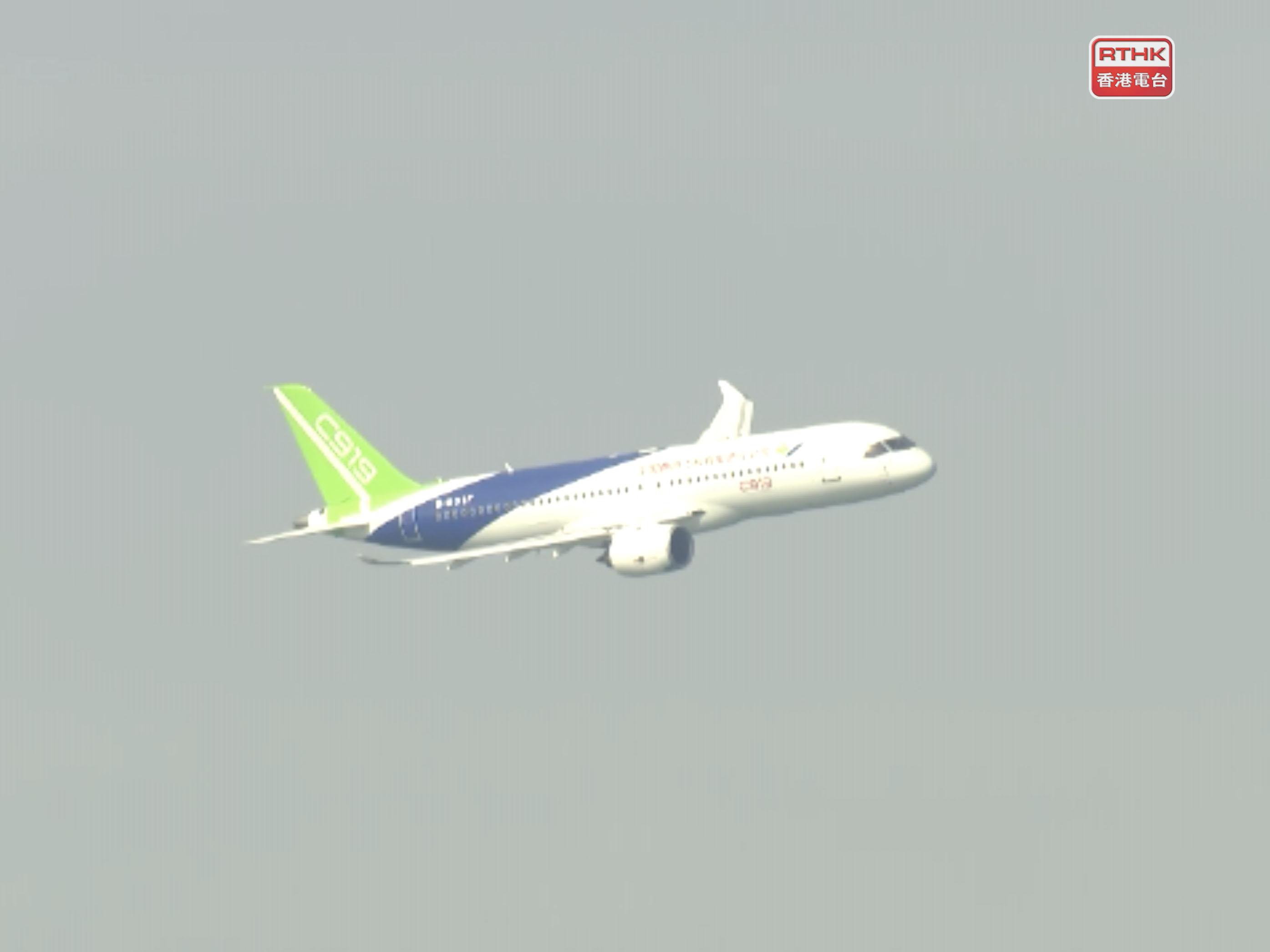 C919進入維港上空飛行演示 環繞港島翱翔兩圈融入維港景色 - RTHK