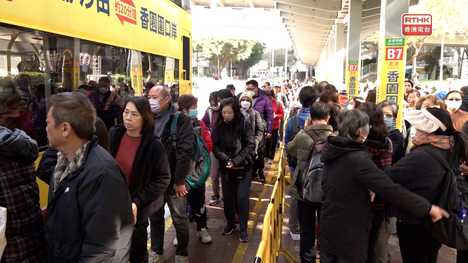 截至晚上9時各口岸共有約84萬人次出入境 - RTHK