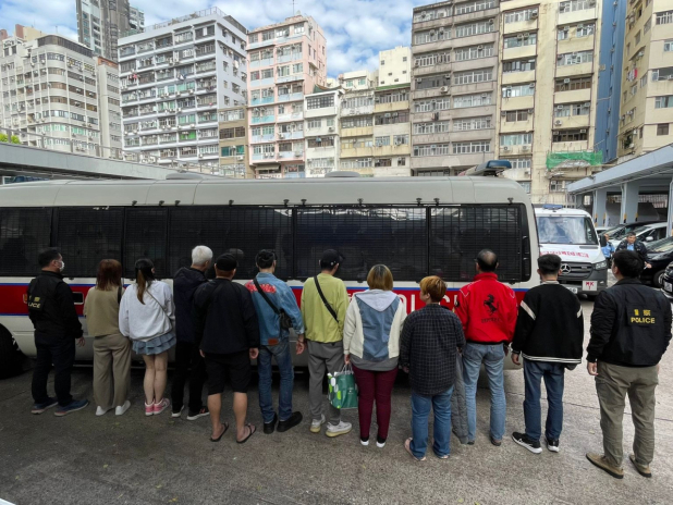 警方在砵蘭街搗破一個懷疑非法釣魚機賭場拘捕11人 - RTHK