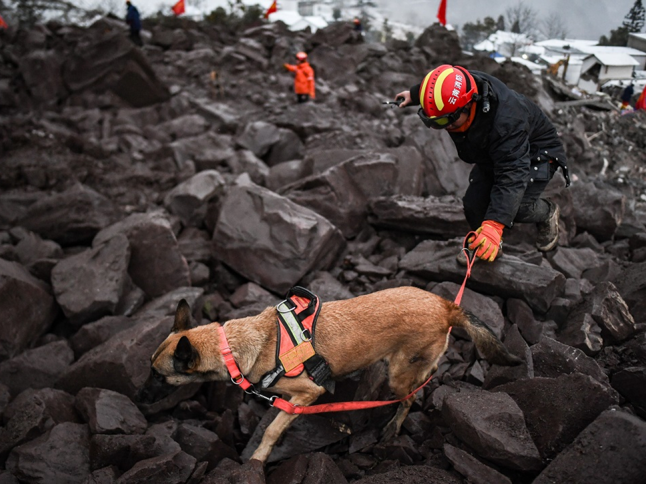 雲南昭通鎮雄縣山泥傾瀉增至20人死亡 - RTHK