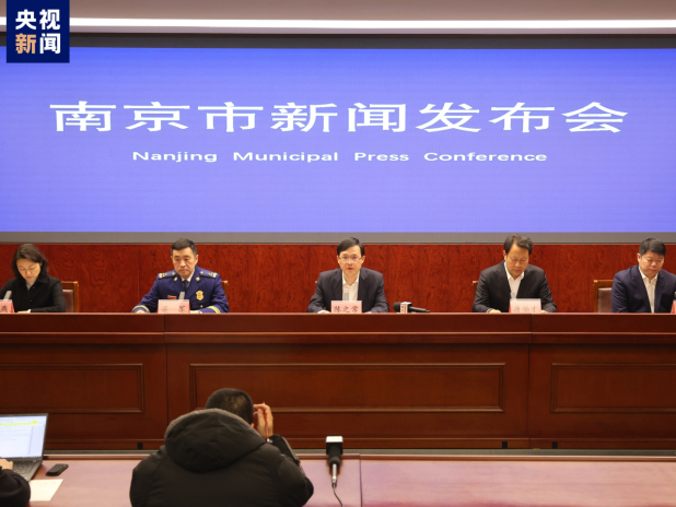 南京住宅大火釀15死 起火樓宇高層外牆被燻黑窗戶亦變形 - RTHK