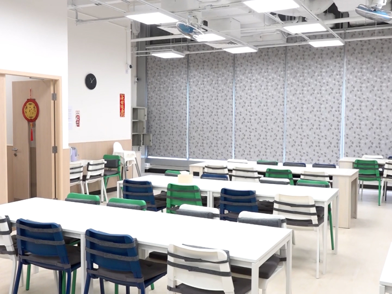 夏寶龍參觀深水埗社區客廳 與用戶及小朋友交談 - RTHK