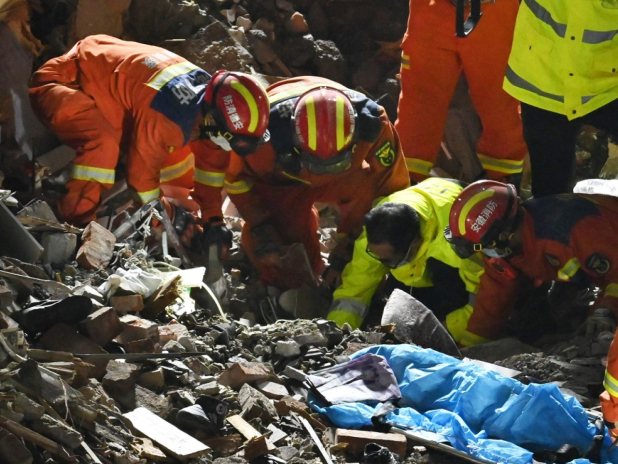 安徽銅陵市樓房倒塌4死1傷 傷重12歲女童失去雙親和雙腿 - RTHK