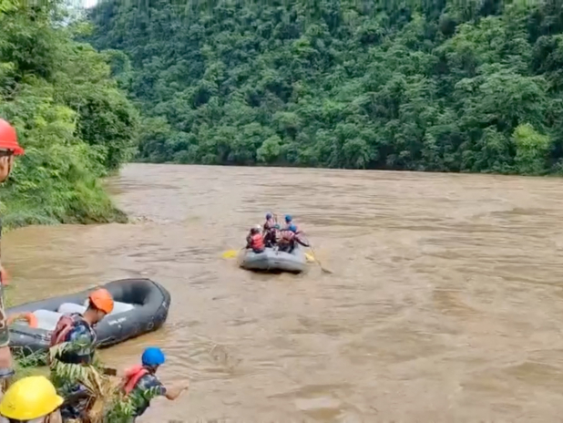 尼泊爾山泥傾瀉 兩部巴士被沖入河中至少65人失蹤 - RTHK