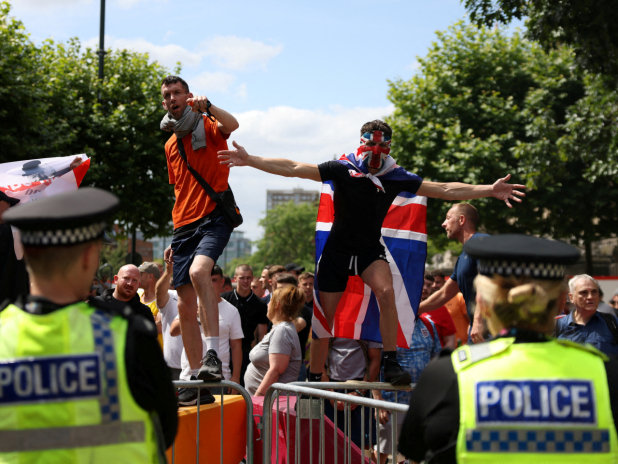 Far-right protesters clash with police in UK - RTHK