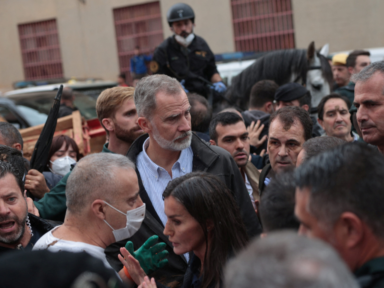 Angry crowds throw mud at Spain's king in Valencia - RTHK