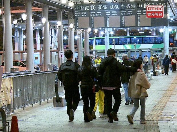 截至下午4時逾67萬人次出入境 當中近40萬人次出境 - RTHK