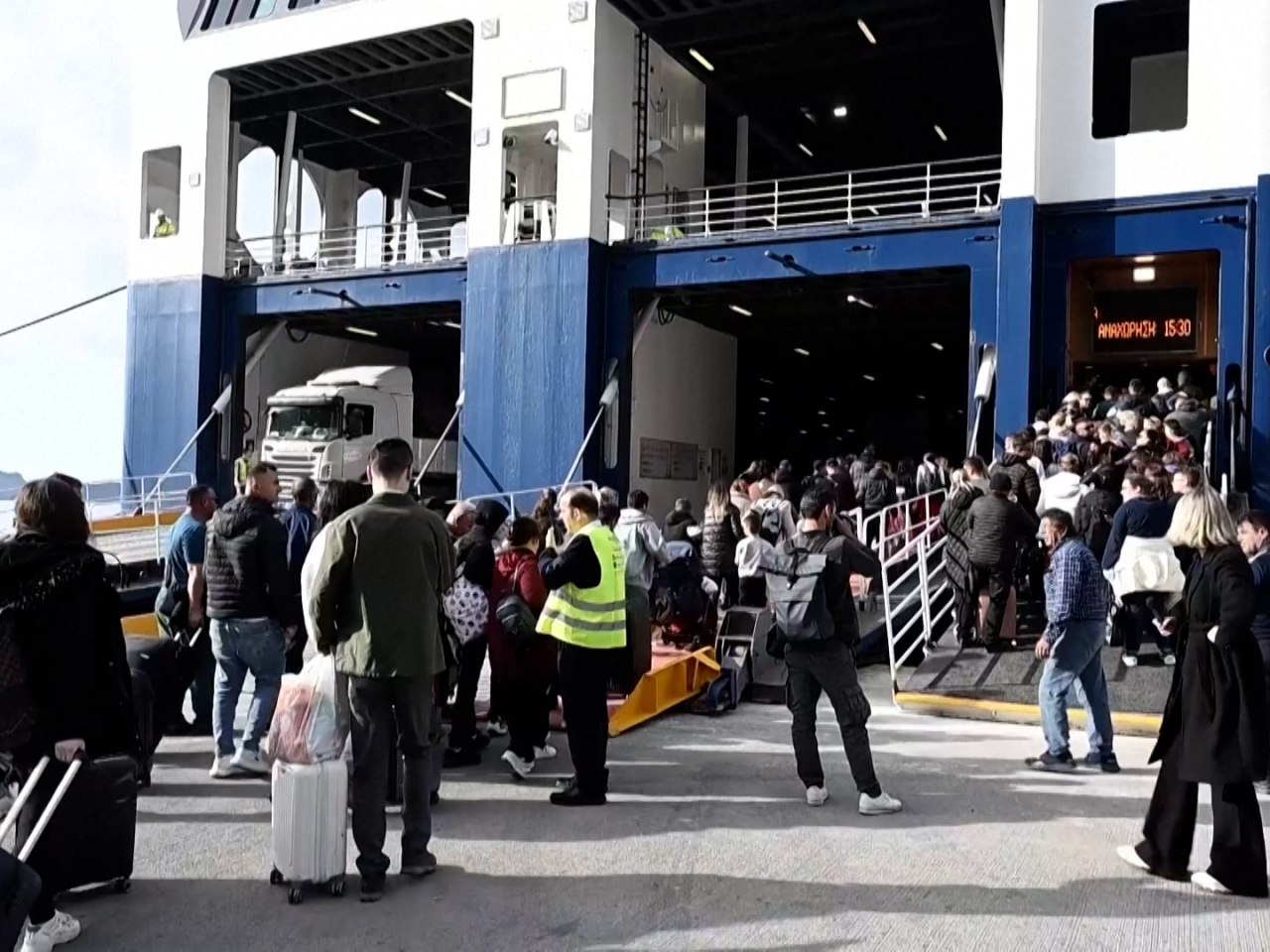 近日逾200次地震 居民及遊客撤離聖托里尼島 - RTHK