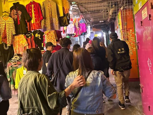 Police arrest 32 in raid on unlicensed bar in Central - RTHK