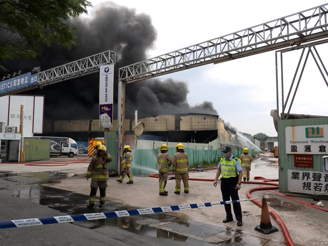 Tin Shui Wai warehouse hit by No 3 alarm fire - RTHK