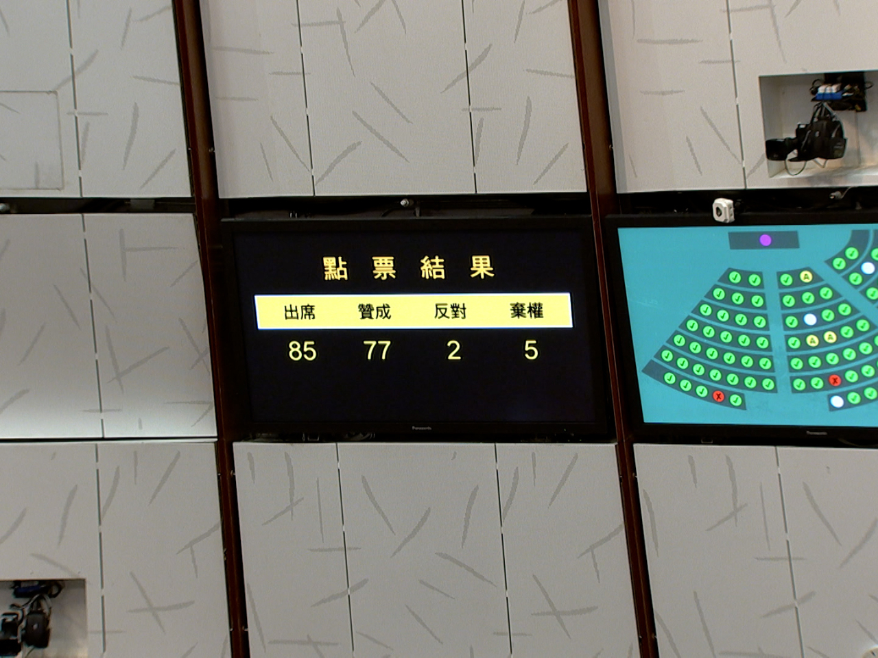 立法會三讀通過加機場離境稅修例 今年10月起每名乘客200元 - RTHK