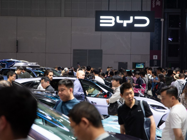 Chinese car dealers rue toll from price war - RTHK