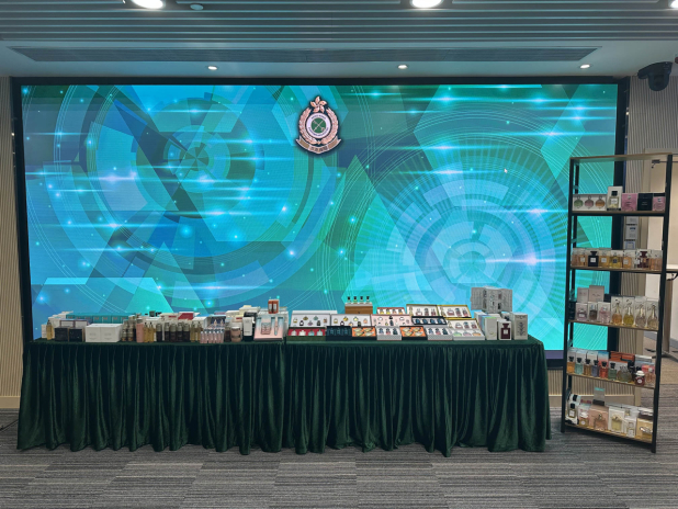 海關拘兩女子涉網上售賣懷疑冒牌香水護膚品市值30萬元 - RTHK