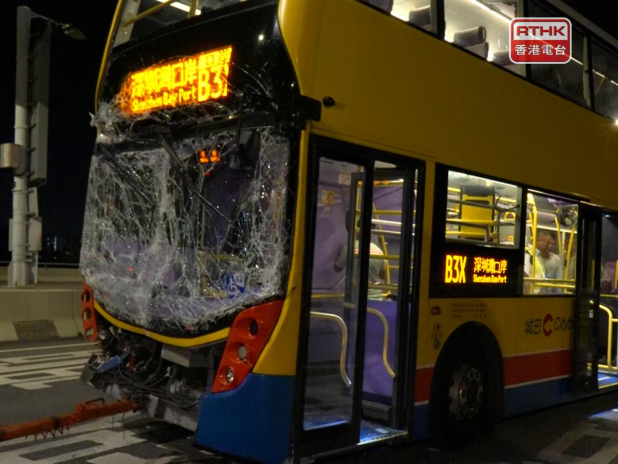 港深西部公路巴士和警車交通意外 巴士乘客及一名警員受傷送院 - RTHK