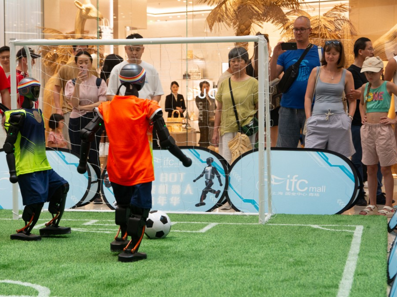 Mainland retail sales beat forecasts with 6.4pc jump - RTHK