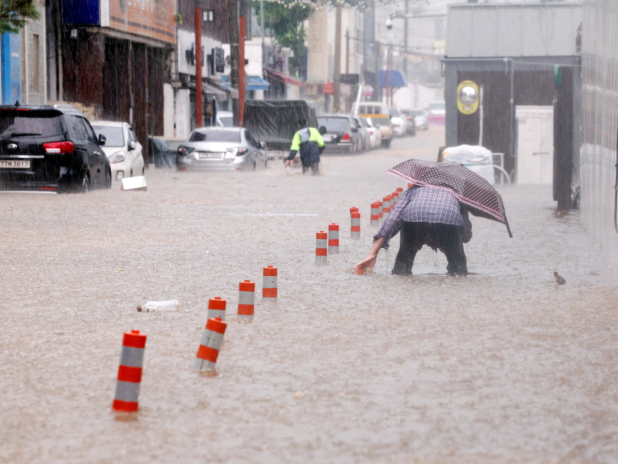 South Korea hit by 'once-in-100 years' deluge - RTHK