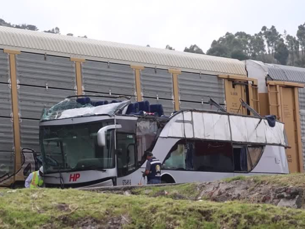 墨西哥火車與雙層巴士相撞造成10死逾60人傷 - RTHK