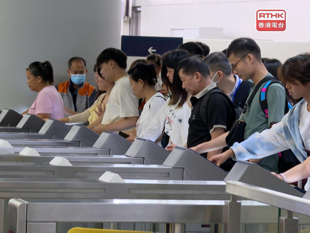 截至晚上9時 48萬多人次入境 出境35萬多人次 - RTHK