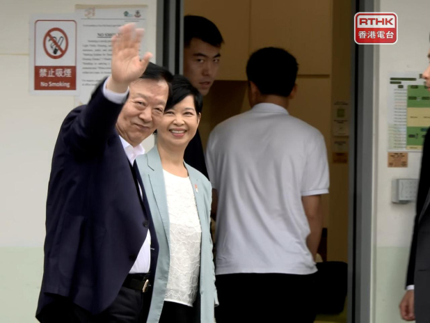 Xia visits light public housing project in Yuen Long - RTHK