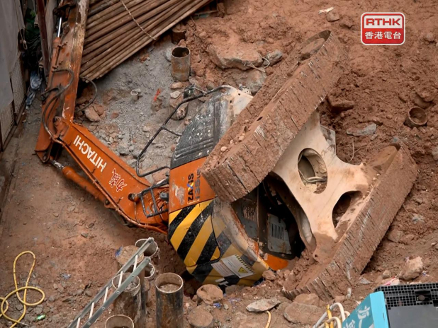 Excavator tips over in Ho Man Tin, killing worker - RTHK